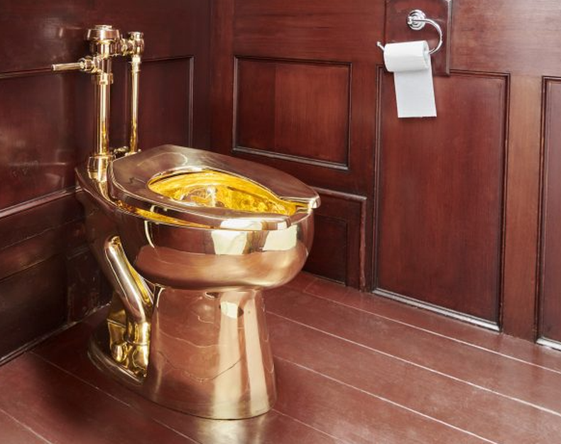 Cuatro inculpados por robar inodoro de oro de palacio inglés