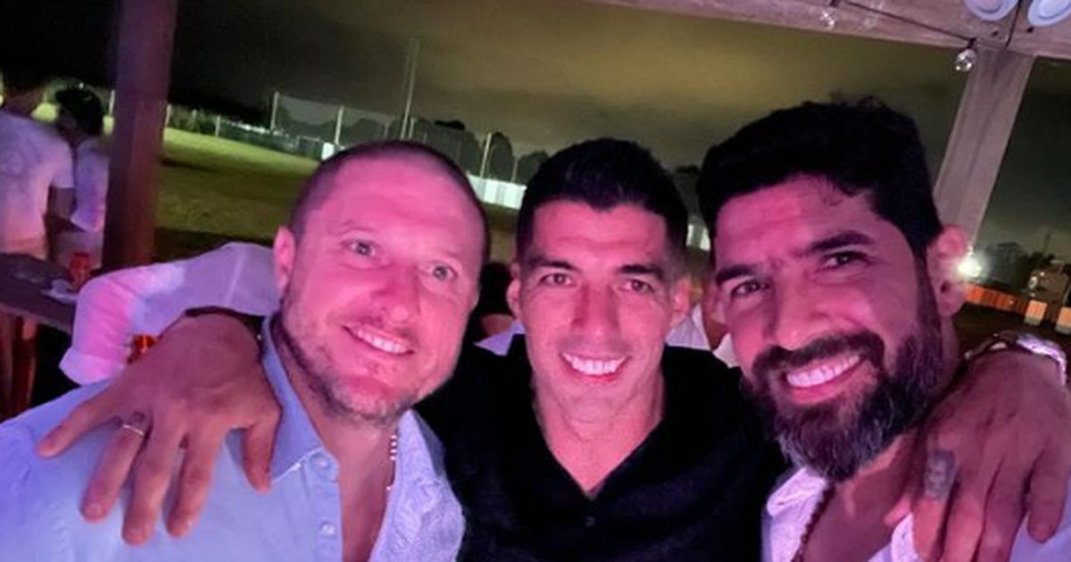 Luis Suárez y Sofía Balbi se despidieron con fiesta de Uruguay