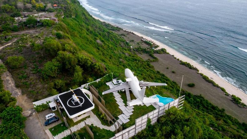 Así es alojarte en un antiguo avión Boeing 737 transformado en una villa de lujo en Bali