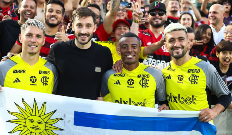 Flamengo presentó a Matías Viña y ya tiene cuatro uruguayos