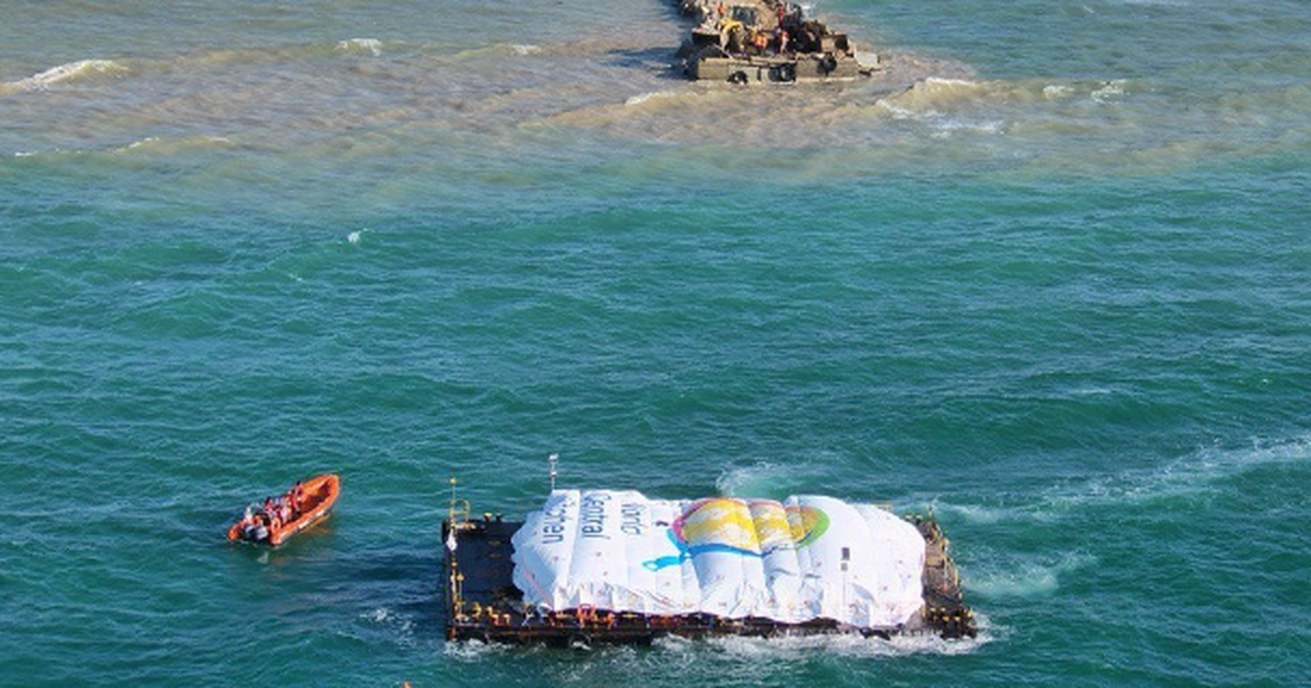 Barco de ONG empezó a descargar alimentos en Gaza