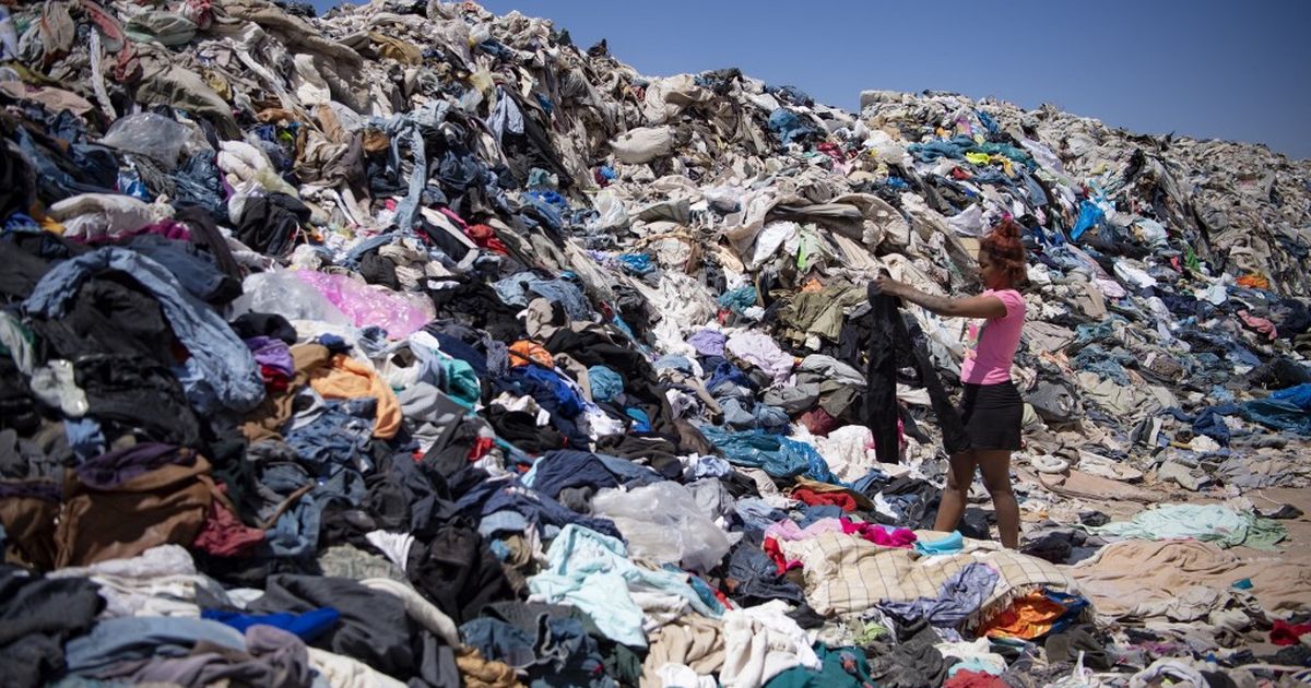 Investigan vertedero de ropa usada en desierto chileno por daño ambiental