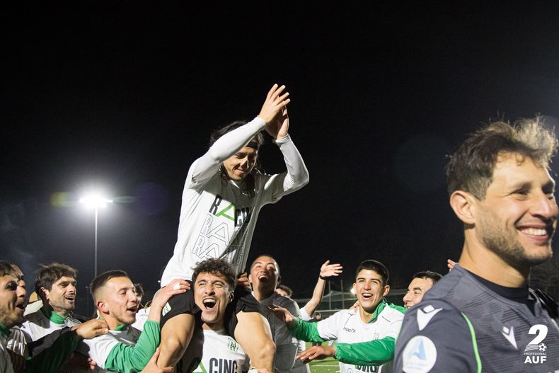 Racing logró el ascenso a Primera y va por el título