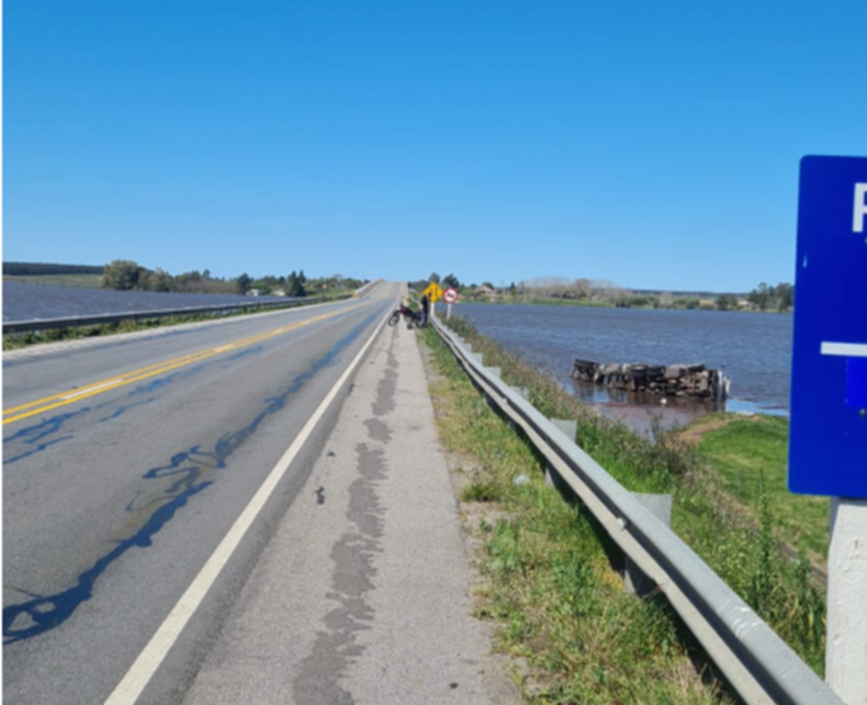Camión volcó y cayó al Arroyo Grande