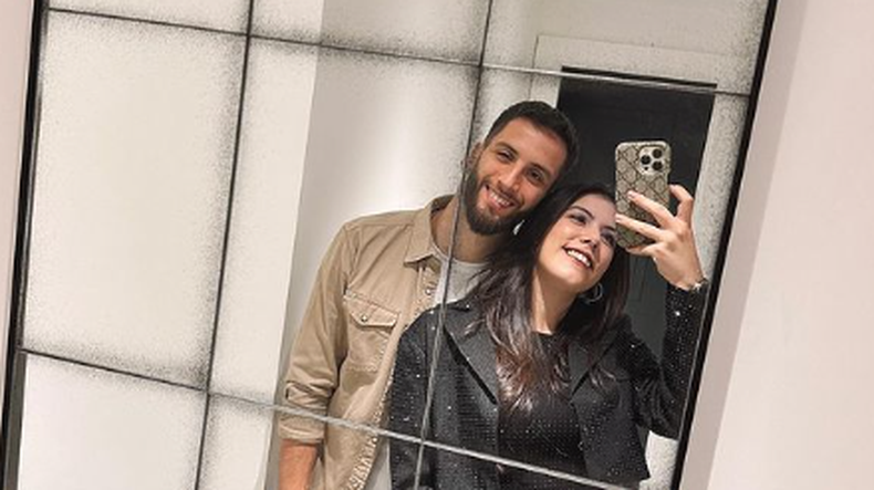 Rodrigo Bentancur se comprometió con su pareja tras nueve años juntos