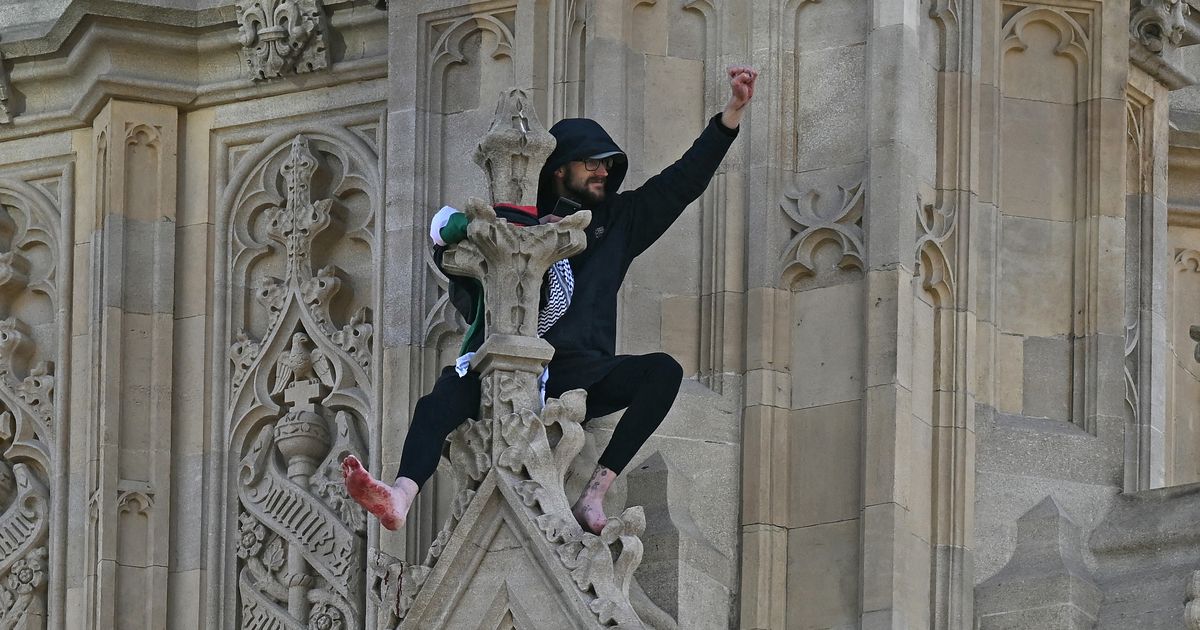 Un hombre escaló la torre del Big Ben en Londres con una bandera de ...