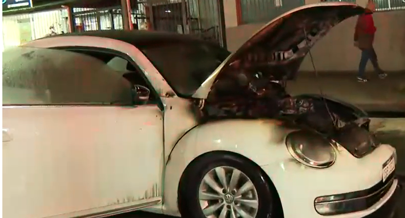 Un auto se prendió fuego en La Blanqueada; sus tres ocupantes ...
