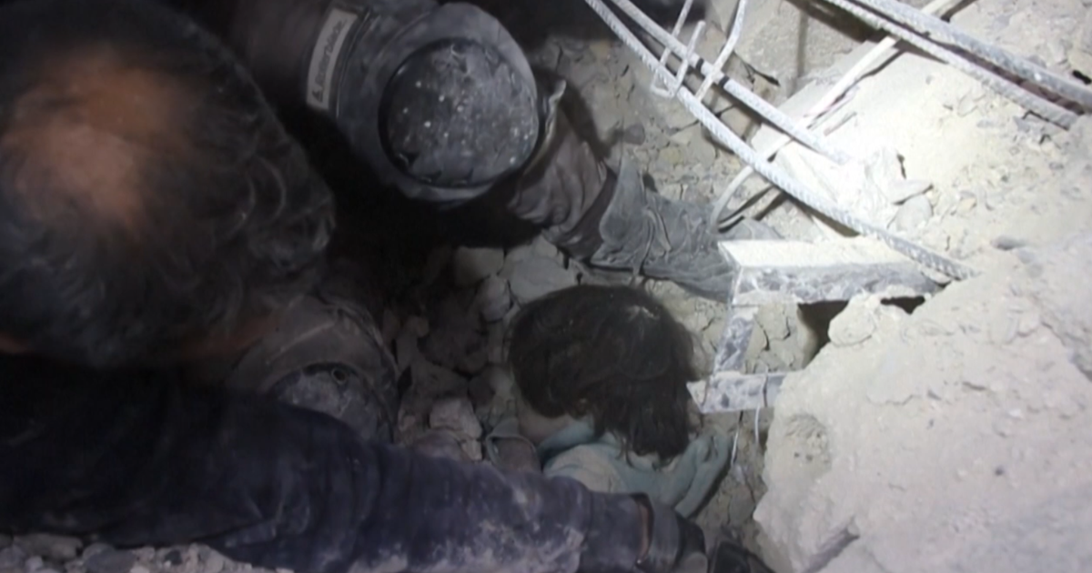 Así fue el rescate de una niña atrapada entre los escombros