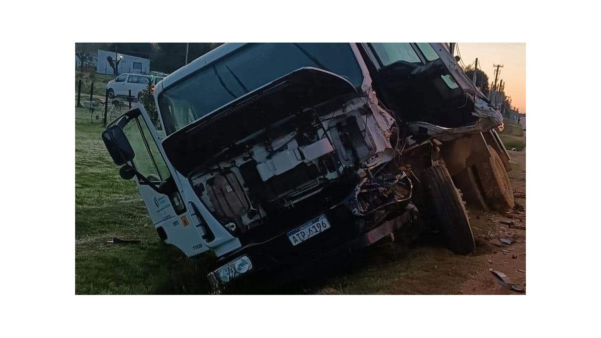 Camión de basura de la Intendencia de Canelones chocó con un auto en ...