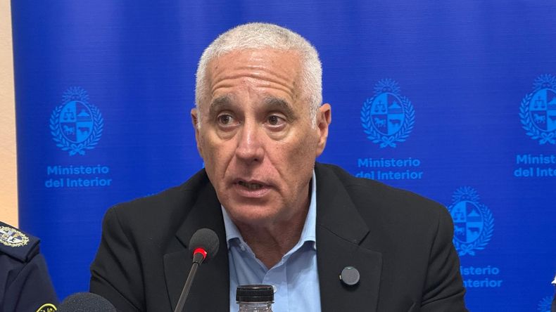 Oposición pidió la renuncia del ministro Carlos Negro tras chocar con ...