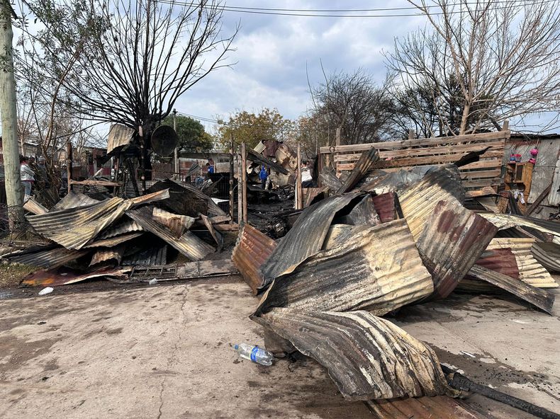 Incendio en barrio Marconi consumió tres viviendas y piden colaboración