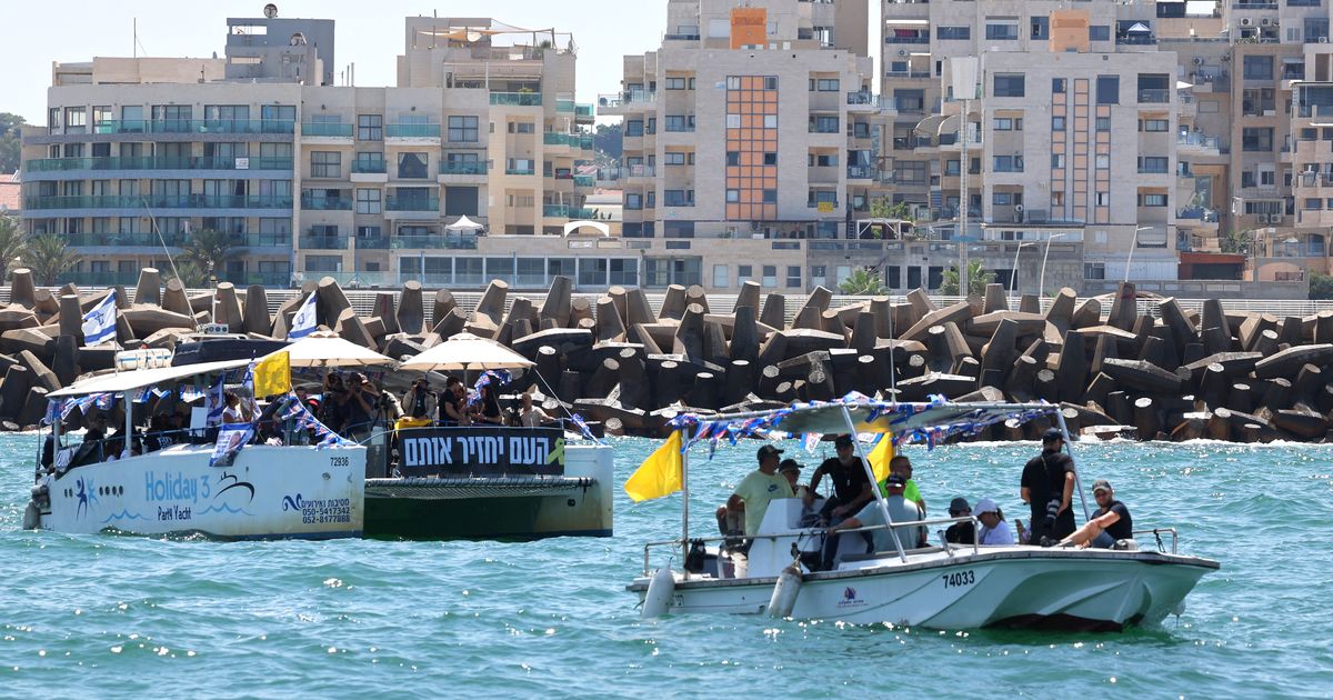 Una flotilla con familiares de rehenes israelíes parte hacia las costas ...