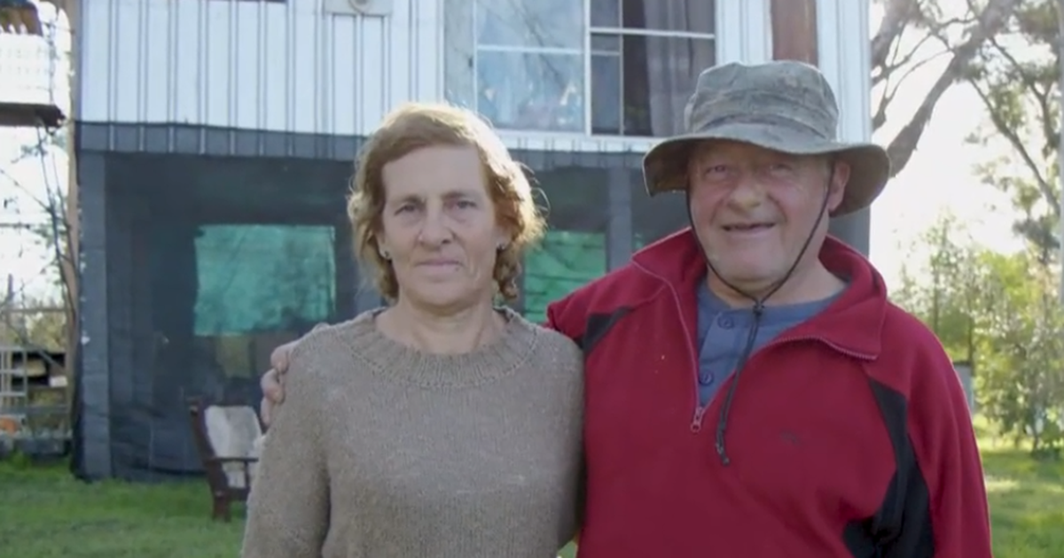 Roberto y Myriam viven solos en una isla en Uruguay
