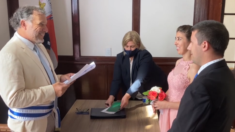 Alejo Umpiérrez se convirtió en el primer intendente en casar a una pareja