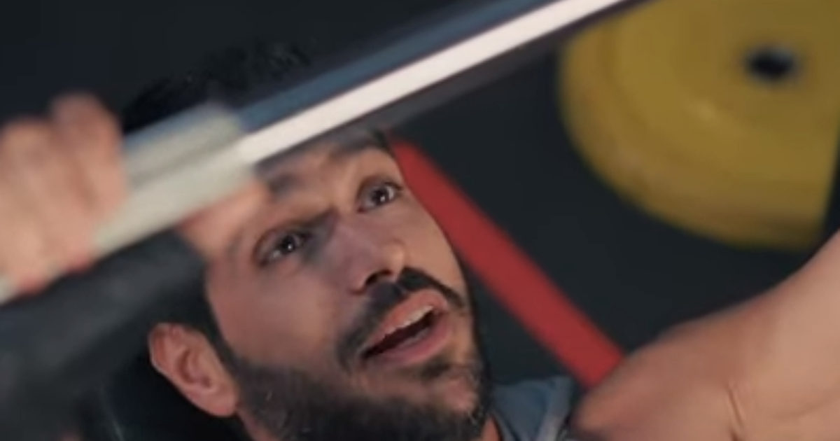 El spot de Andrés Ojeda: de musculosa, haciendo pesas y respondiendo preguntas