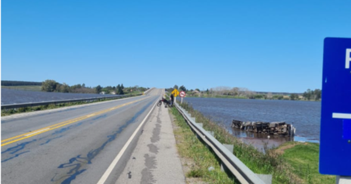 Camión volcó y cayó al Arroyo Grande