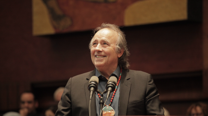 Joan Manuel Serrat llega a Argentina en gira de despedida