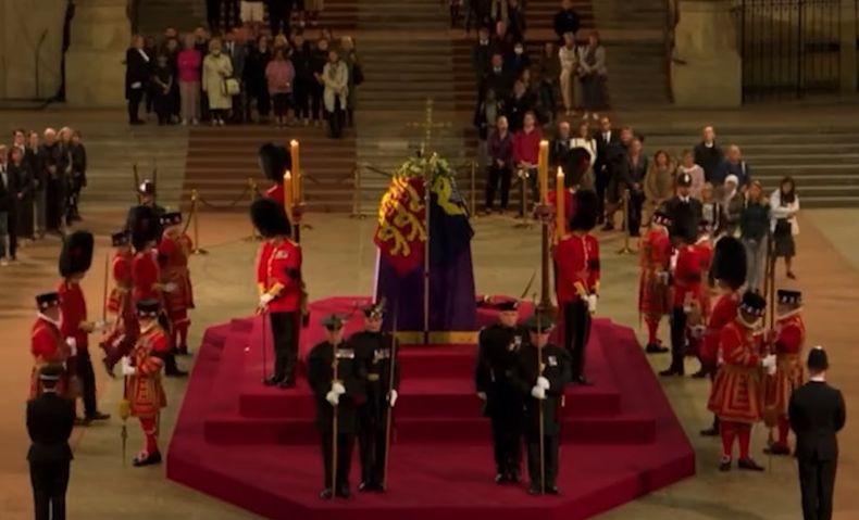 El momento en que un guardia real se desmayó mientras custodiaba el ...