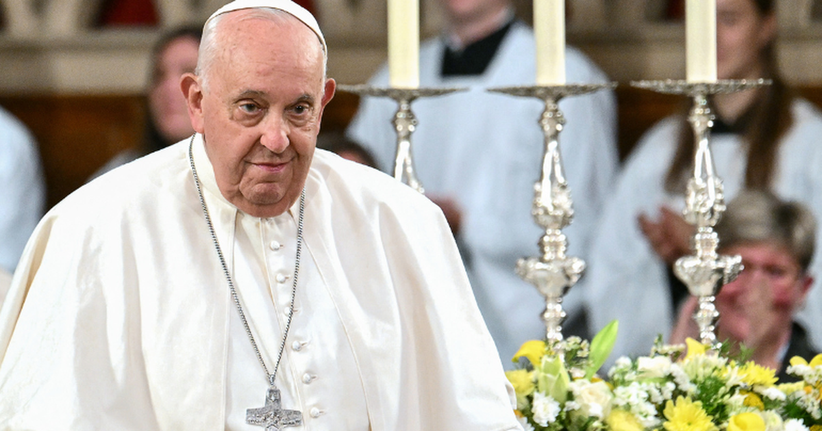 El papa padece neumonía bilateral, anunció El Vaticano, y su cuadro es complejo