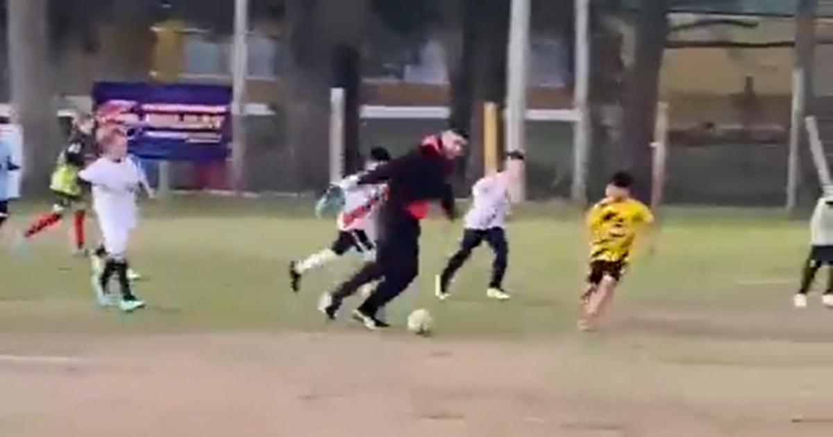 Luis Suárez jugó con niños de baby y se viralizó en redes